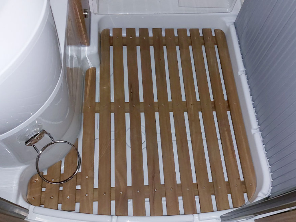 Fond de douche pour camping-car sur-mesure par menuisier ébéniste